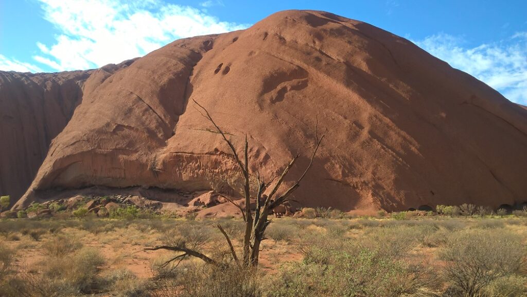 Come visitare Uluru da soli: guida pratica completa al viaggio - Lucy ...